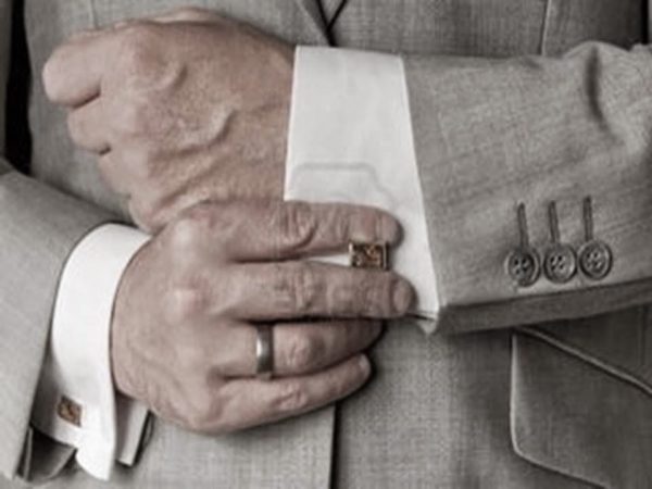 Body language: Crossing the arms meaning - PsychMechanics