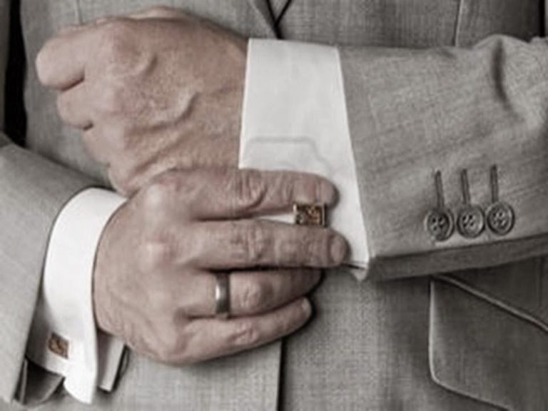 Body language: Crossing the arms meaning - PsychMechanics